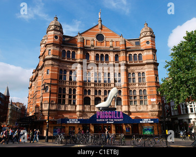 Cambridge Circus, London, United Kingdom Stock Photo - Alamy