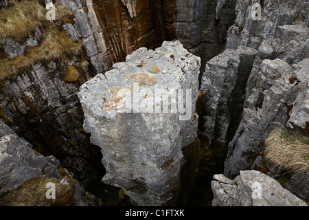 Buttertubs fluted limestone potholes, North Yorkshire, Yorkshire Dales ...