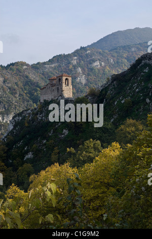 Asenova fortress, church; Rhodopes mountains, Bulgaria, Balkans Stock ...