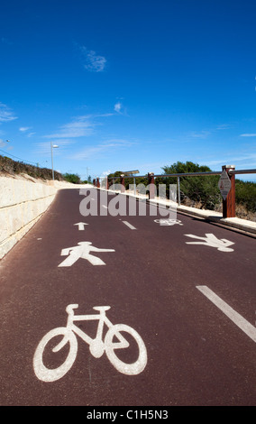 Shared cycle path and pedestrian pathway, university of Cambridge ...