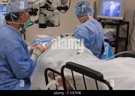 Ophthalmologist performing cataract surgery Stock Photo - Alamy
