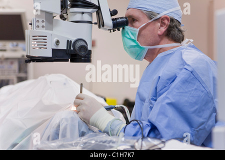 Ophthalmologist performing cataract surgery Stock Photo - Alamy