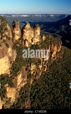 Three Sisters rock formation. View from Echo Point in the Blue ...