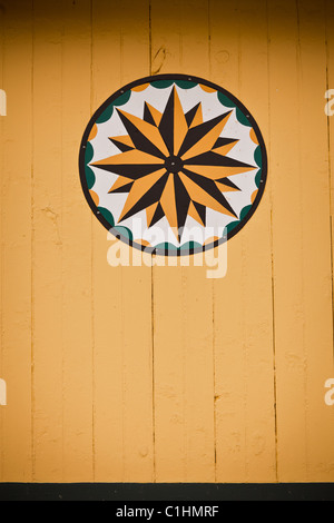 Traditional Amish barn with hex sign Mascot, PA Stock Photo - Alamy