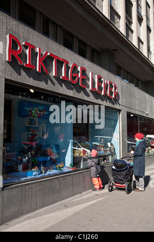Children looking in shop window Stock Photo - Alamy