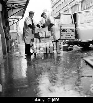 1950s, historical, fishmongers working at the famous Billingsgate Fish ...
