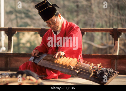Geomungo, a traditional Korean string instrument Stock Photo - Alamy