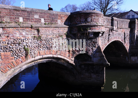 The medieval Bishop Bridge over the River Wensum in winter, City of ...