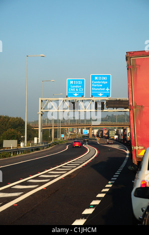 Traffic on M25 - Junction 27 M25 - M11 turn-off Stock Photo - Alamy