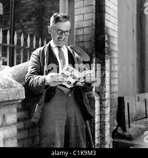1950s, historical picture of an elderly porter unloading wooden crates ...