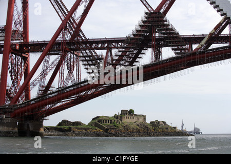 Inch Garvie Island and the Forth Rail Bridge, Scotland Stock Photo - Alamy