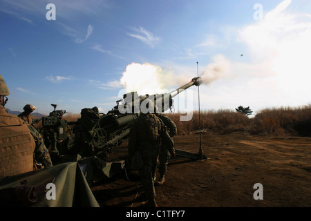 Soldiers firing the M777 howitzer cannon Stock Photo: 105722990 - Alamy