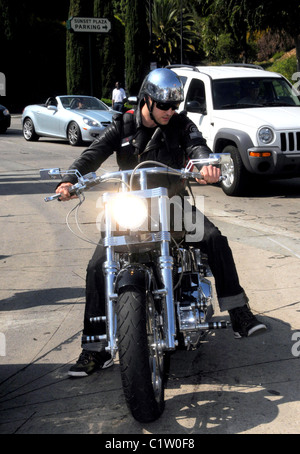 Justin Timberlake is surrounded by photographers as he leaves Cafe Med ...