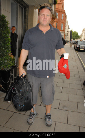 Jonathan Loughran outside Claridges Hotel. London, England - 24.08.09 ...