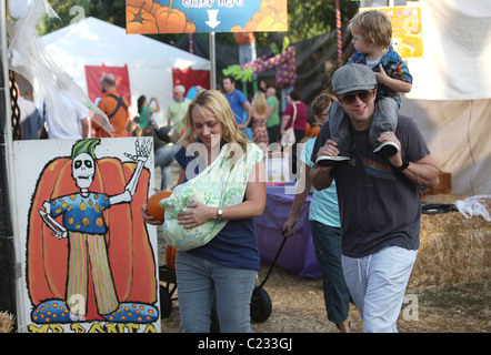 Nicole Sullivan and husband Jason Packham take their two sons Dashel ...