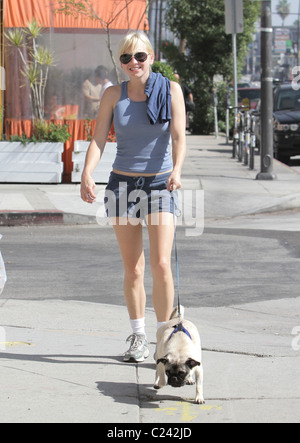 Anna Faris and her dog Bonzo have lunch at Cheebo and walk to Almor ...
