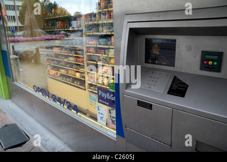 A 24 hour automatic food dispensing machine (automatenshop or vending ...