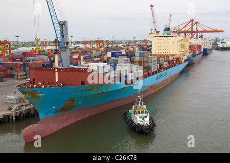 Container ships at the port of Guayaquil, Ecuador Stock Photo - Alamy