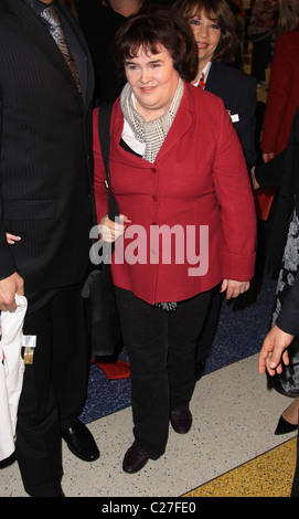 Susan Boyle arrives at JFK airport New York City, USA - 22.11.09 ...