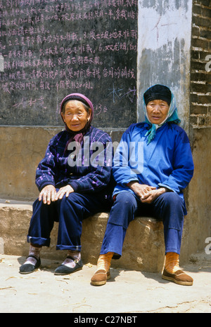 Women in traditional Han clothing act as "flower god" at Huazhao ...