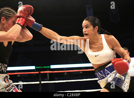 Peruvian boxer Kina Malpartida (R) fights against British Lindsay ...