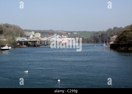 THE FOWEY RIVER FLOWS BETWEEN FOWEY AND BODINNICK. CORNWALL UK Stock ...