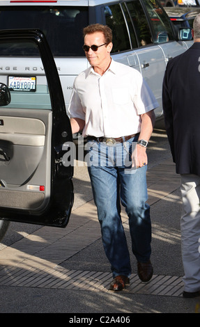 Arnold Schwarzenegger dressed in jeans and a white short sleeved Stock ...