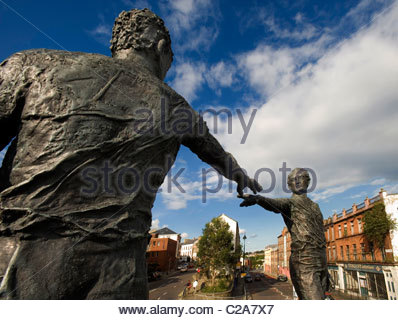 hands across the divide sculpture by maurice harron in derry city Stock Photo - Alamy