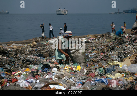 The Philippines, Manila, garbage dump, 'Smokey Mountain', locals, waste ...