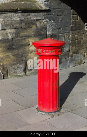 victorian post box warwick Stock Photo - Alamy