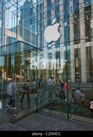 A scene from Apple's flagship store on Fifth Avenue, New York City, USA Stock Photo - Alamy