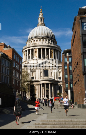 Business people doing lunch break outdoor from office building - Focus ...