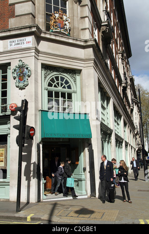 UK. THE FOUNTAIN RESTAURANT AT FORTNUM & MASON IN LONDON Stock Photo ...