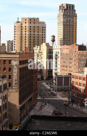 Empty streets and rundown highrise buildings in downtown Detroit ...