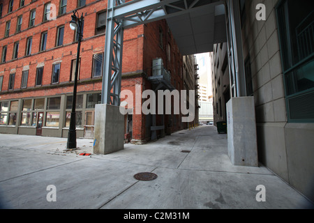 Empty streets and rundown highrise buildings in downtown Detroit ...
