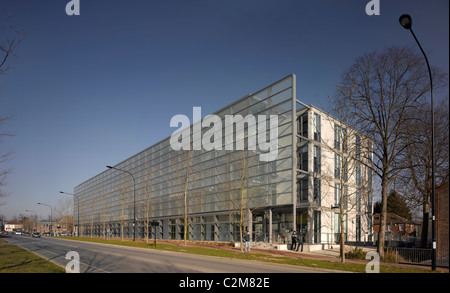 Modern buildings at the Southampton University Highfield campus ...