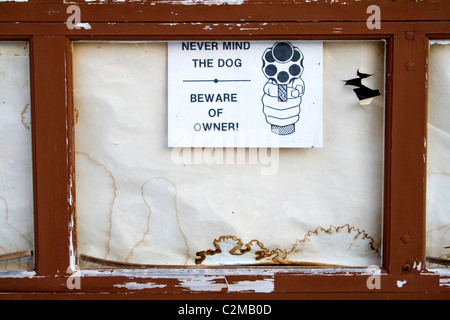 Warning sign, Beware of Owner, gun Stock Photo - Alamy