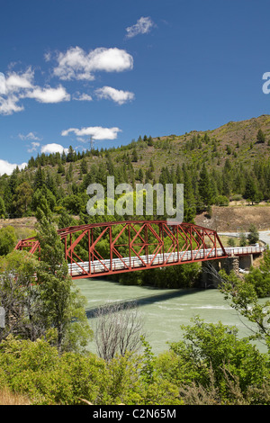 Clyde Bridge and Clutha River, Clyde, Central Otago, South Island, New ...