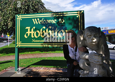 'Welcome to Hobbiton' sign and statue of Gollum, Broadway, Matamata ...