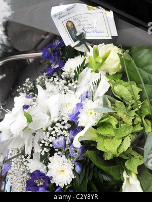 Atmosphere at the funeral for 'The Dubliners' legend Ronnie Drew at the ...