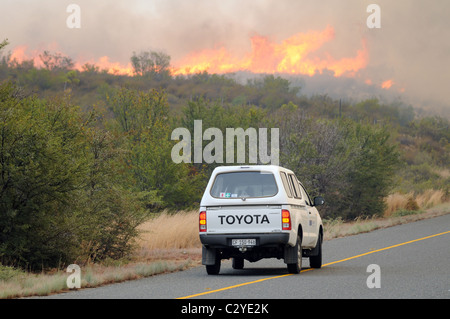 Bush fire, road, cars, smoke, flames, dark skies Stock Photo - Alamy