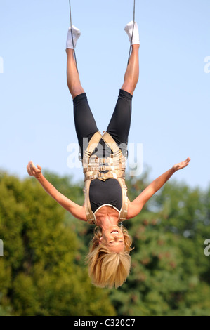 Kelly Ripa dangles upside down during and interview with David Blaine ...