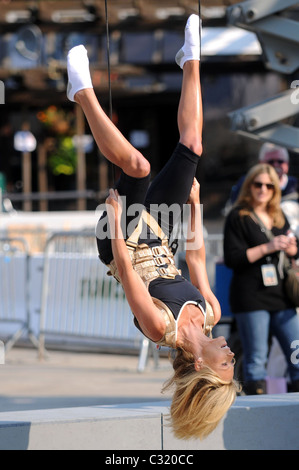 Kelly Ripa dangles upside down during and interview with David Blaine ...