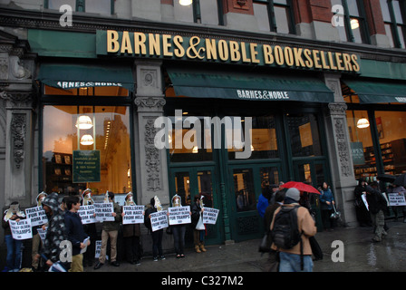 PETA stages a demonstration in front of Barnes & Noble where Mary Kate ...