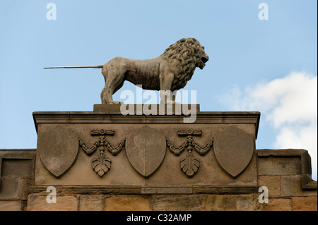 Percy Lion statue alnwick Stock Photo - Alamy
