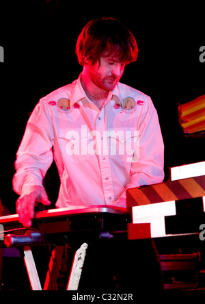 Jon Maclean The Aliens performing at Liverpool Carling Academy ...