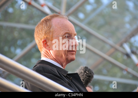 Nicholas Witchell - BBC Royal Correspondent- reporting outside the ...