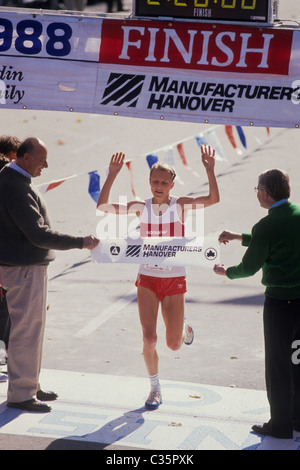 Grete Waitz (NOR) winning the 1988 New York City Marathon Stock Photo ...