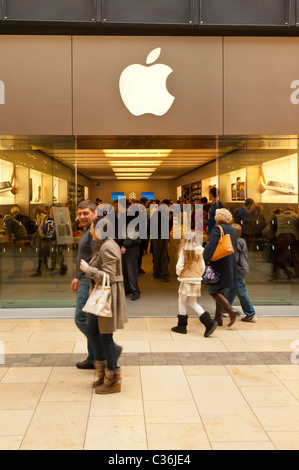 Busy Apple Store Cambridge Stock Photo - Alamy