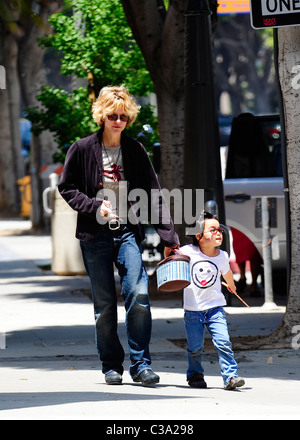 Meg Ryan picks up her adopted daughter, Daisy, from school in Santa ...